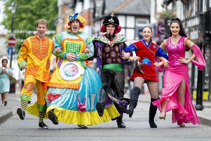 Pantomime cast arrive in Rickmansworth, oh yes they do | | Three Rivers ...